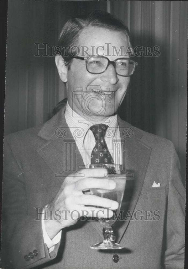 Elliott Richardson American Ambassador Britain London Airport 1975 ...