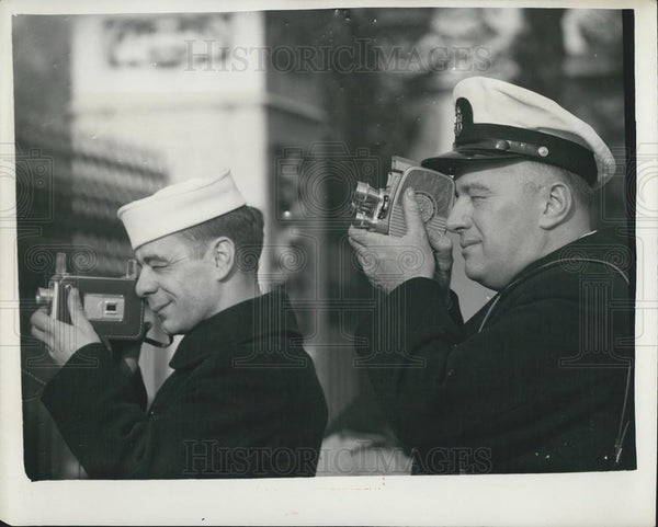 1960 Press Photo U.s.naval Officers from the submarine entemedor ...