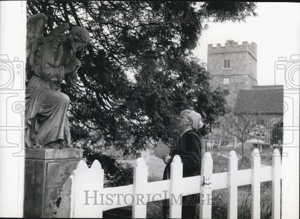 Stanley Spence with a tombstone angel Vintage Press Photo Print ...