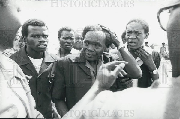 Press Photo Dr.Milton Obote, President of Uganda being greeted by Ugan ...