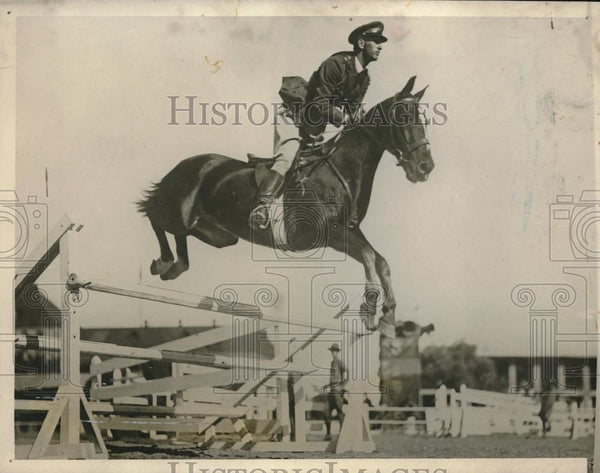 1929 Press Photo Lt Robert L Howze of 8th Cavalry in horse show, Ft Bl ...