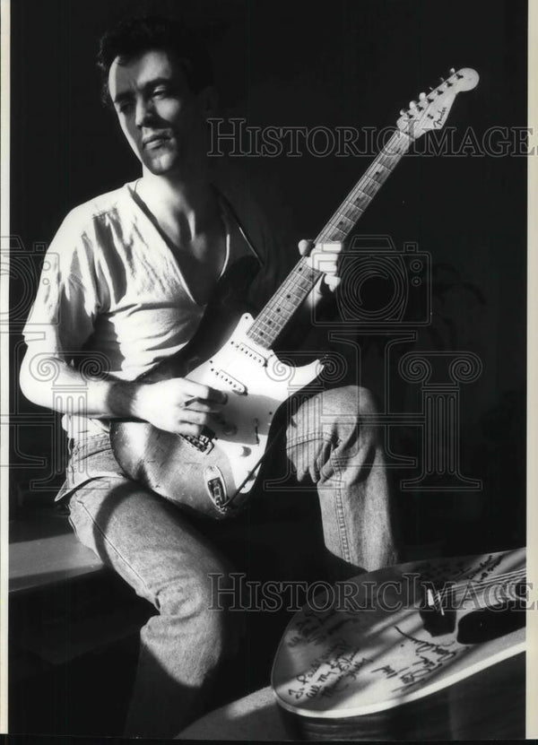 1990 Press Photo Actor Paul Hipp plays a Fender Stratorcast guitar - c ...