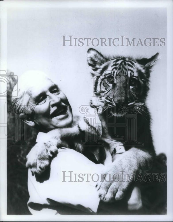 Press Photo Marlin Perkins host of Wild Kingodm wins two Emmy Awards ...
