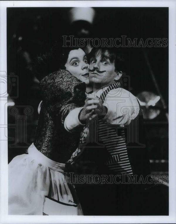 1995 Press Photo Sofya Gollan & Brian Jennings in An Italian Straw Hat ...