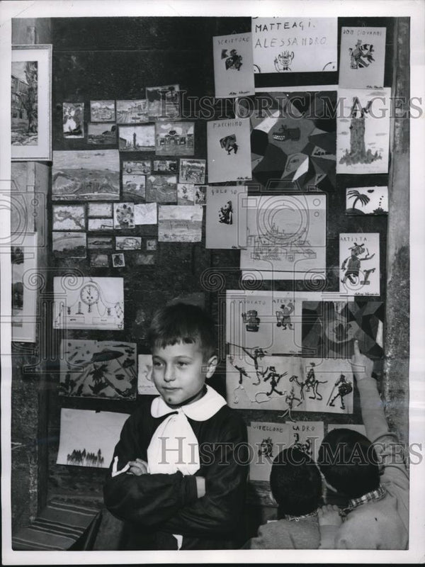 Glorgio Guidotti with his paintinf at Open air art shoe on Rome 1955 ...