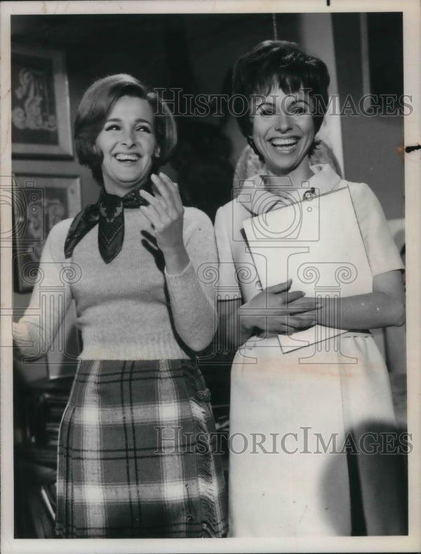 1971 Press Photo Millicent Martin and Patte Finley in From a Bird's Ey ...