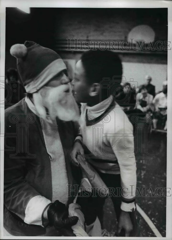 Chester Wiggum Gives Santa Surprise Kiss 1978 Vintage Press Photo Print ...