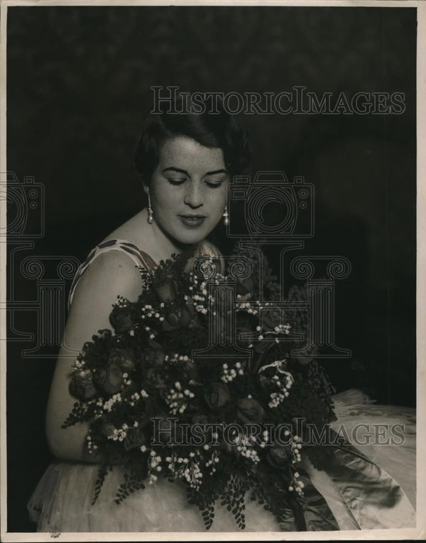 1930 Press Photo Socialite Ida Perry Black Bolton Poses w Flower Bouqu ...