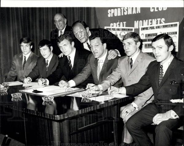 1970 Press Photo Contracts ForWembley Fights M Rowe,L McAteer,J Burgne ...