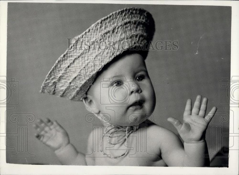 Press Photo Susan Pratt in a cute hat - Historic Images
