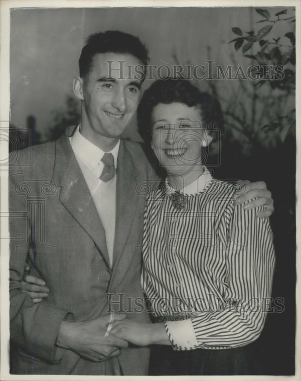 1955 Press Photo Gordon Pirie Engaged To Shirley Hampton - Historic Images