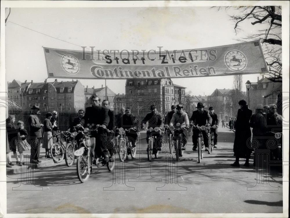 Press Photo Nuremberg Bicycles With Motors First German Race Start Lin ...