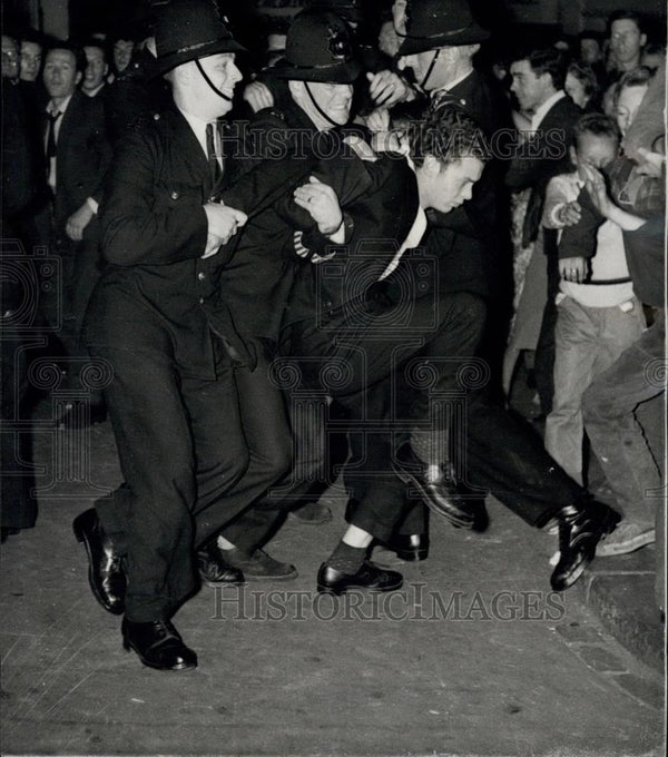1958 Press Photo "Colour" riots in Notting Hill Gate. A demonstrator i ...
