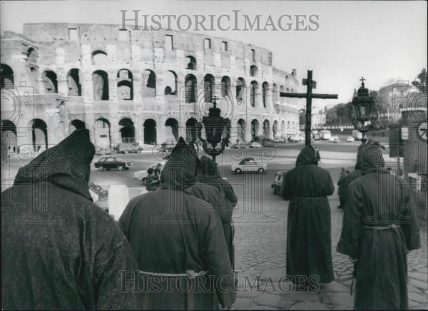 1970 Press Photo Lenton Stations-Way Of The Cross At The Colosseum ...