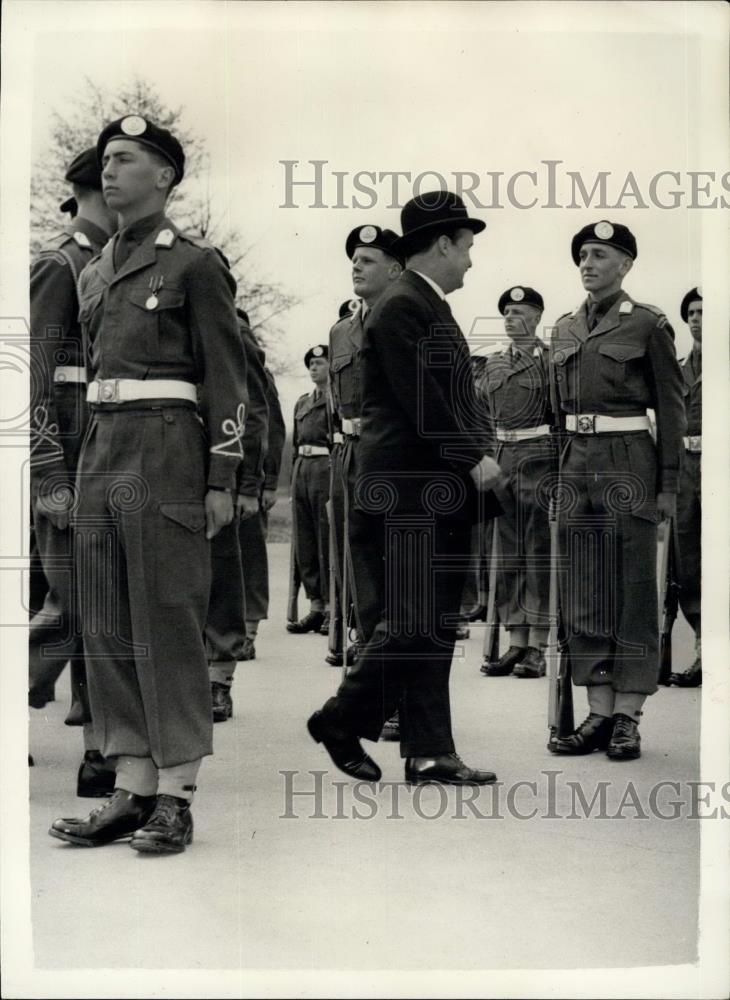 1957 Press Photo Sec of War John Mare watched a passing-out Parade off ...