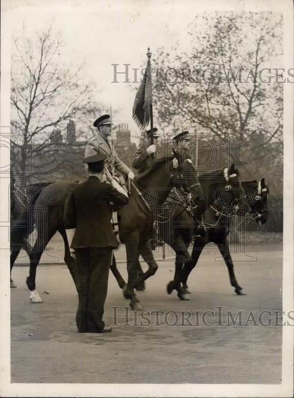 1945 Press Photo a policemen salutes Royal Standard as the Life Guards ...