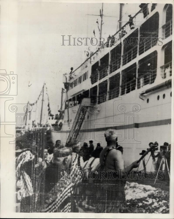 1954 Press Photo Maori's on the quayside bid farewell H.M. The Queen ...
