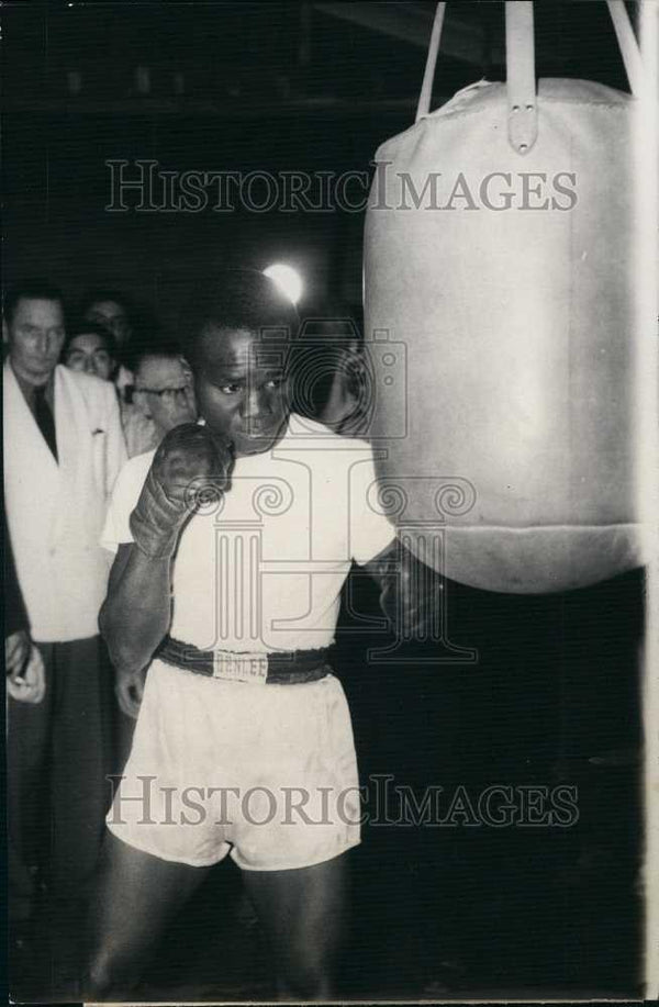 1957 Press Photo Boxer, Hogan "Kid" Bassey in traing - Historic Images