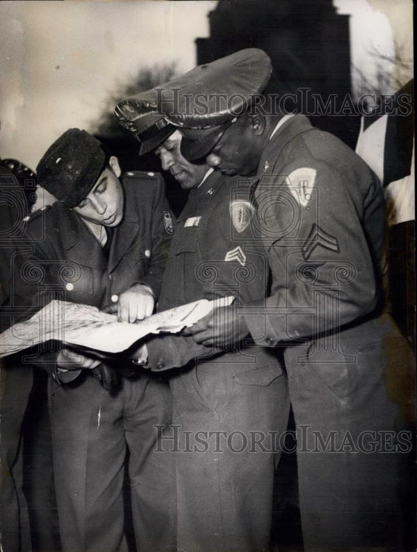 1952 Press Photo German Frontier Police seen studying the map ...