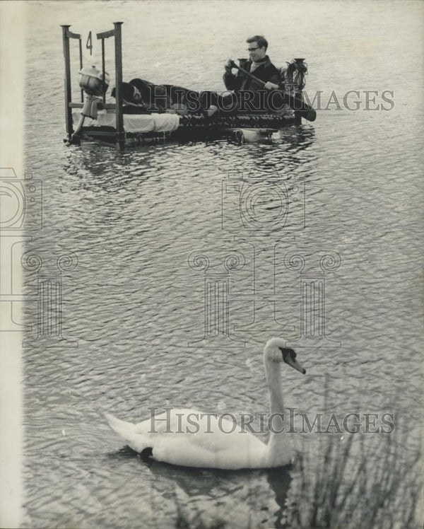 1966 Press Photo Edward Perrott &Richard Frenkel row a bed past a swan ...