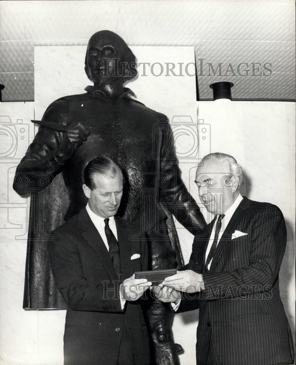 1964 Press Photo Sir Fordham Flower &Duke of Edinburgh - Historic Images