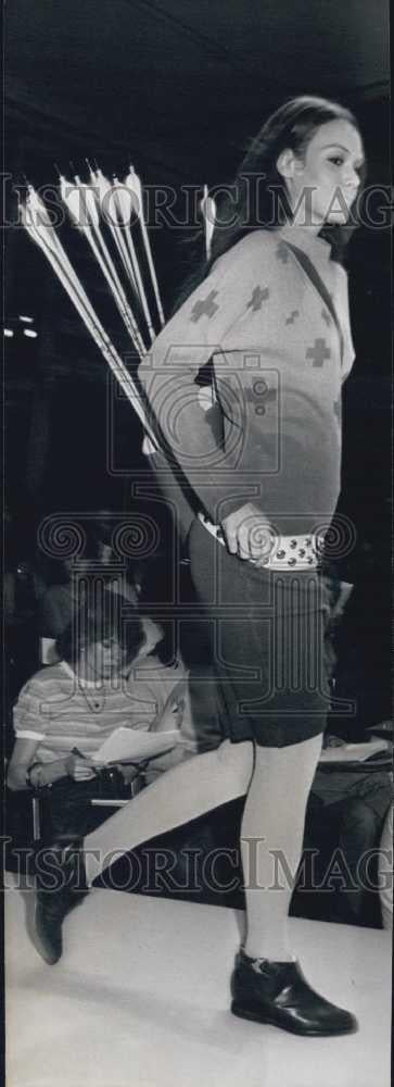 1980 Press Photo Winter fashions by designer Tomas Di Vasquez on Paris ...