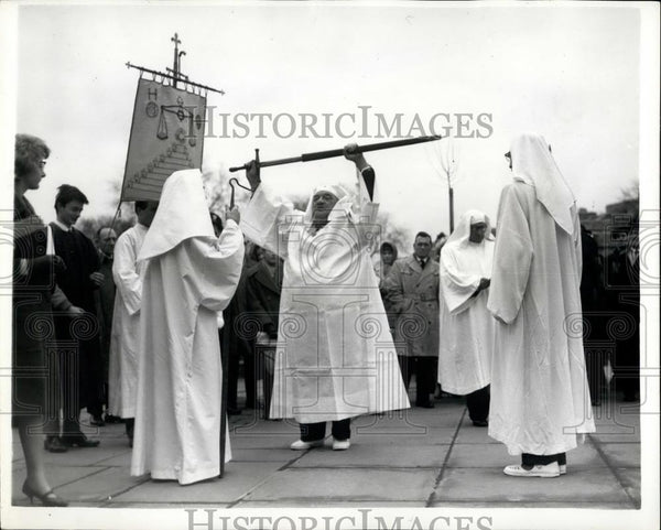 1962 Press Photo The Chief Druid Holds Up A Sword During Spring Equino ...