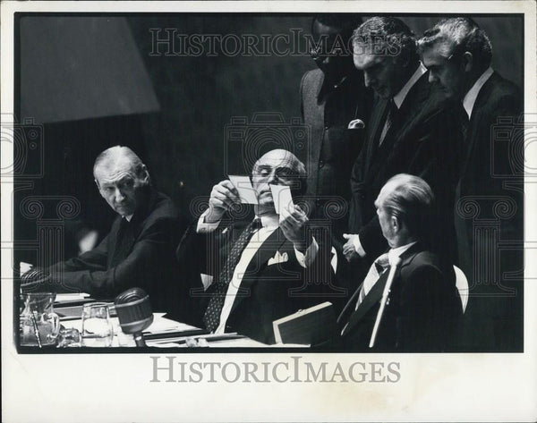 Press Photo Men Gather Around At A Meeting - Historic Images