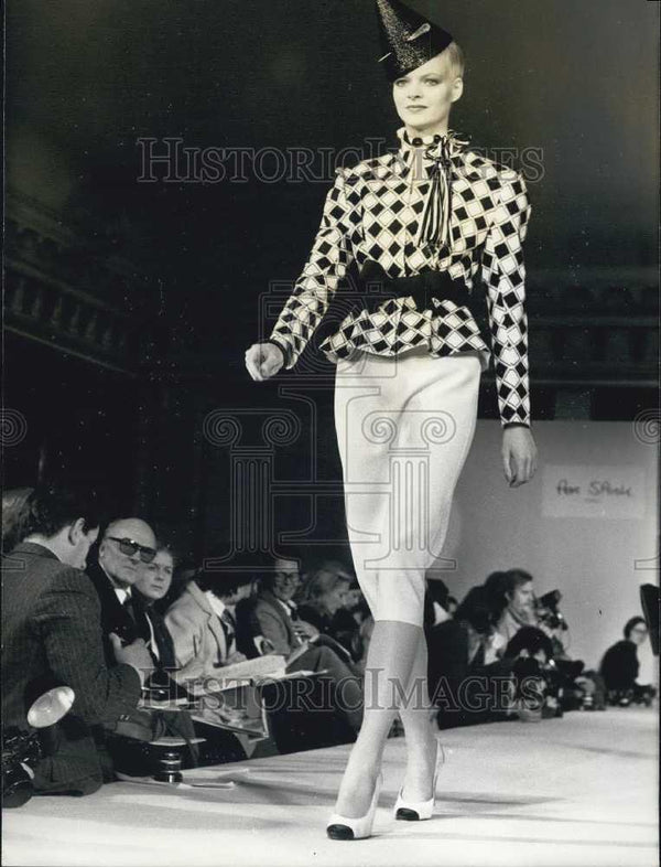 1979 Press Photo Spook Couturier Fashion Show France Model Walks Runwa ...