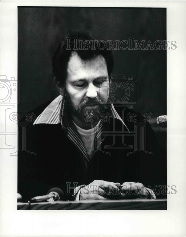 1985 Press Photo Kent Malcolm with a coin given to him by prosecutor ...