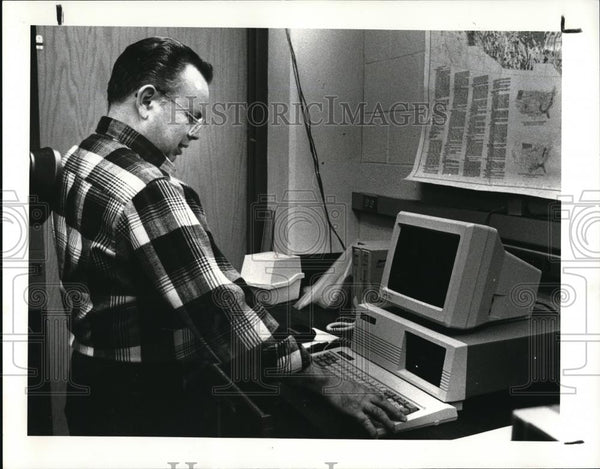 1987 Press Photo Father William Ott of John Carroll University ...
