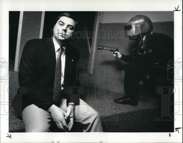 1987 Press Photo Bob Morris with Phatton Fighter in background ...