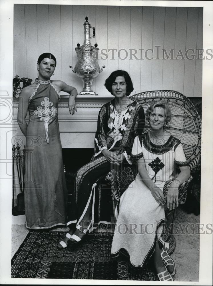 1976 Press Photo Business women Jean Grelle w/ Judy Posey & Phyllis Ro ...