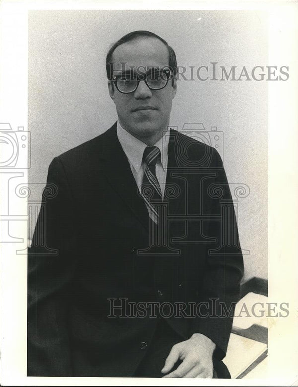 1972 Press Photo James F. Lapinski Business Manager University Hospita ...