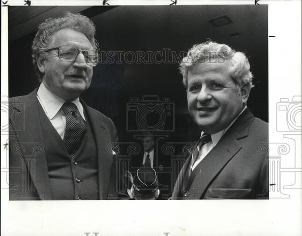 1984 Press Photo Dr. Lewis Raymond & Edwin Robins - Historic Images