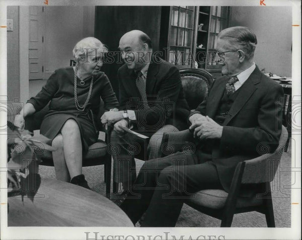 1977 Press Photo Louis Toepfer with Dr. and Mrs. Frank Hovorka in the ...