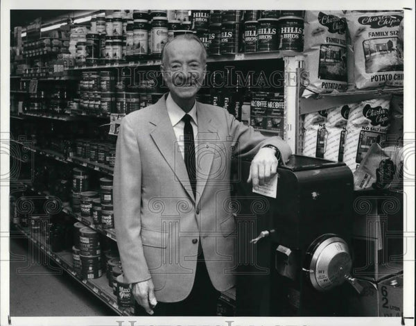 1986 Press Photo Charles Moses Ashtanula Grocer Protest the increase i ...