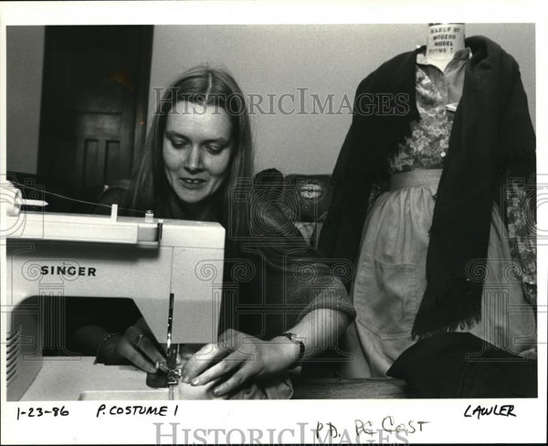 1986 Press Photo Costume Designer Kristin Jager Works On Clothes - ora ...
