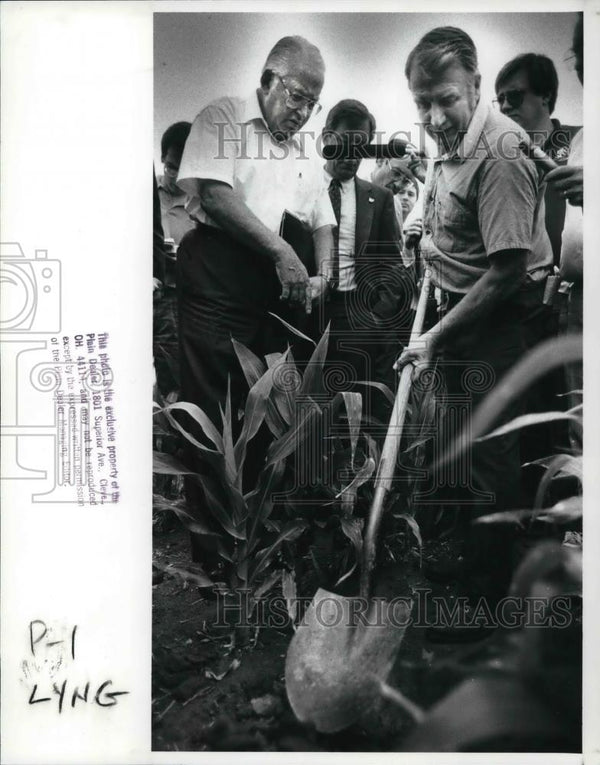 1988 Press Photo John Scherer show Agriculture Sec Richard Lyng how dr ...