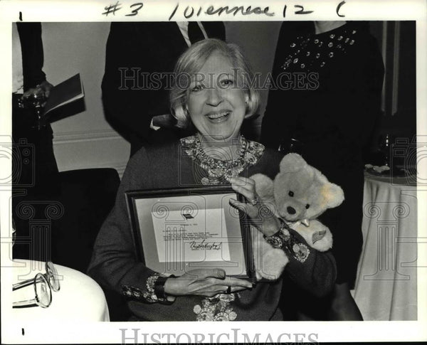 1991 Press Photo Lois Proctor, the teddy bear belonged to Gen Norman S ...