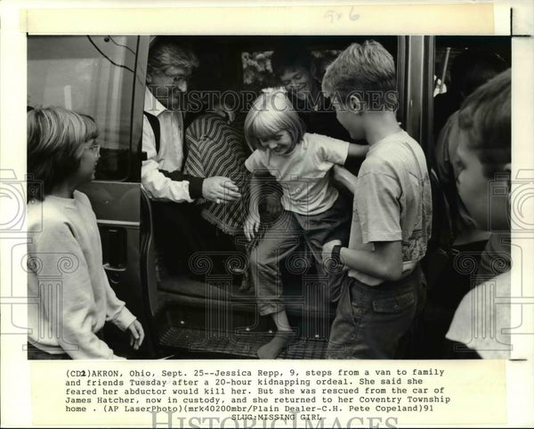 1991 Press Photo Jessica Repp is helped from the family van by family ...