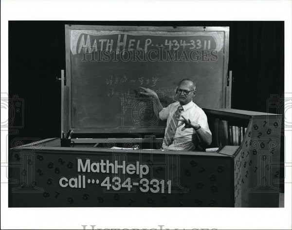 1992 Press Photo Don Nutter a retired school teacher on a call-in show ...
