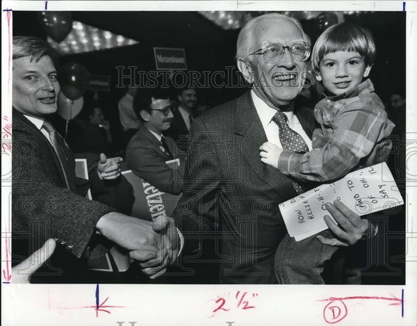 1989 Press Photo Senator Howard Metzenbaum holding a child - Historic ...