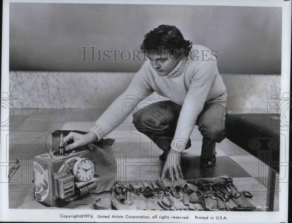 1974 Press Photo Charlie Braddock examines crude bomb for Juggernaut m ...