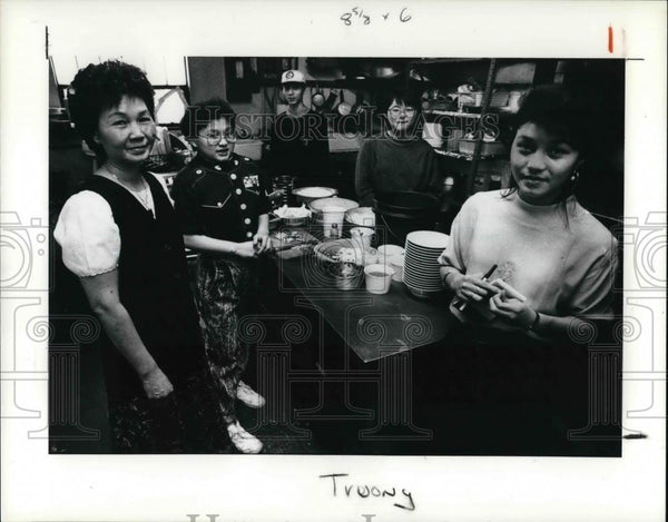 1991 Press Photo Rose Hua Truong of Saigon Reataurant and her children ...