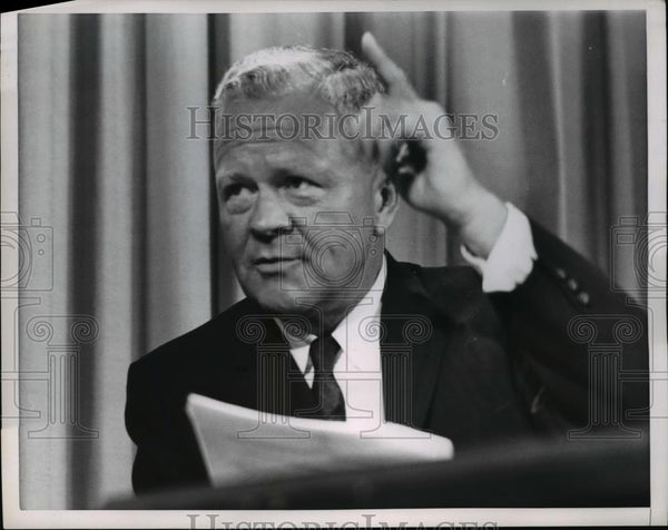 1958 Press Photo Pentagon Space Director Roy Johnson at press conferen ...