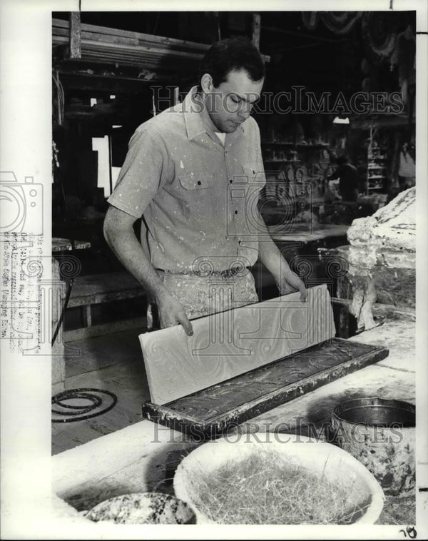 1999 Press Photo Bob Mattei, shows a plaster molding and mould ...