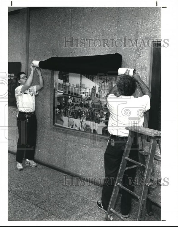 1990 Press Photo Art handlers, James Shoaf and Joseph C. Brown - cva54 ...