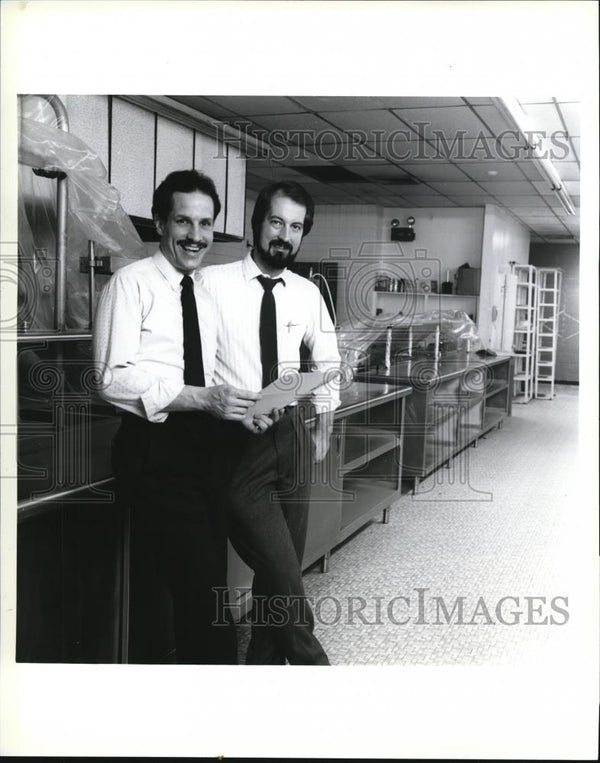 1987 Press Photo Steve Neumann & Eddie Allman in the new kitchen of Gl ...
