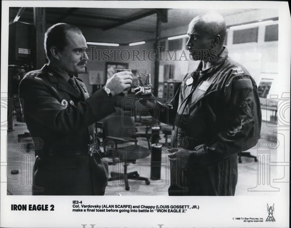 1989 Press Photo Louis Gossett Jr. and Alan Scarfe in Iron Eagle 2 - c ...